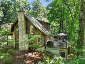 8 Cozy Cabins Near Chicago Offering an Escape to Nature
